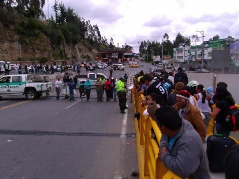 Venezolanos hacen largas colas en frontera de Ecuador para ingresar al ...
