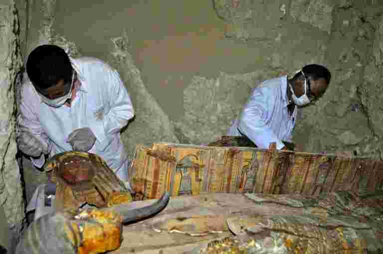 Descubren seis momias en una tumba faraónica cerca de Luxor, Egipto ...
